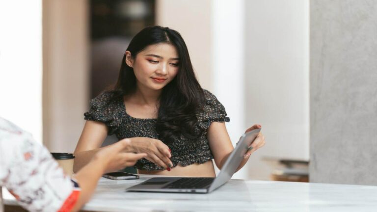 How to Evaluate Staff Performance Effectively? - StaffAny