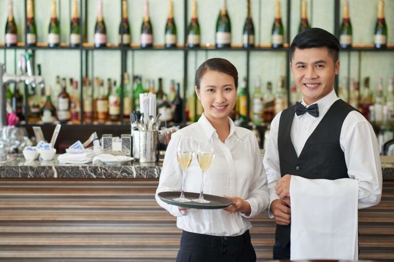 11 Examples of Good Customer Service in the Restaurant Industry - StaffAny