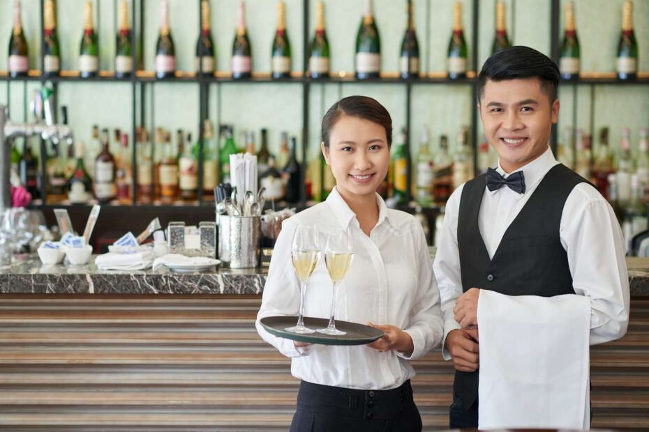 11 Examples of Good Customer Service in the Restaurant Industry - StaffAny